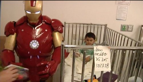 "Iron Bran" está de vuelta, esta vez para regalar juguetes