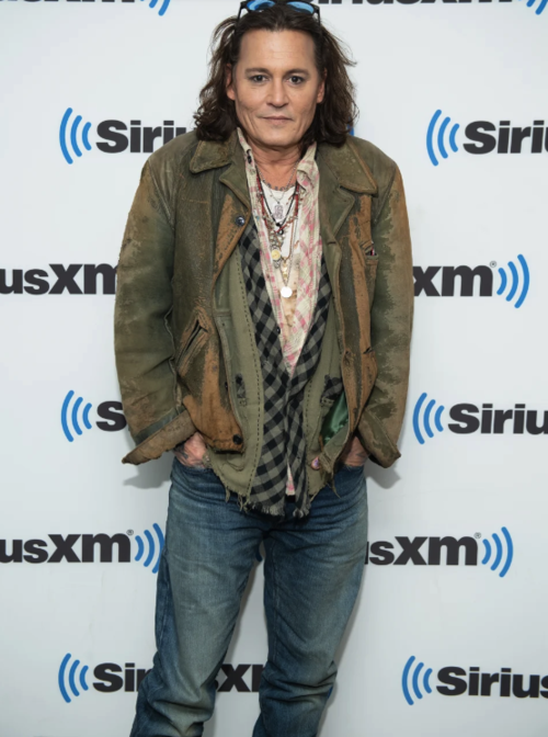 Johnny Depp reaparece con radical cambio físico
