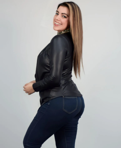 Locutora María Isabel Flores se despide de la radio con lágrimas