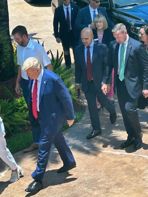 Así se ve la caravana de Trump en su traslado a la corte