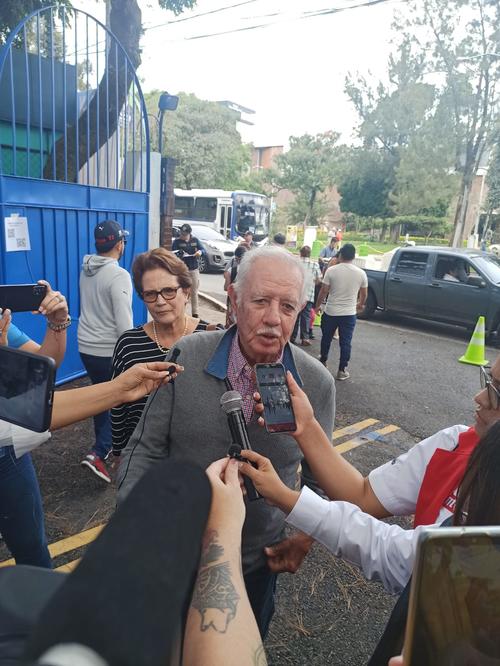 Reaparece Óscar Berger para emitir su voto