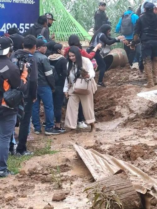 Derrumbe en CAES: afectados cruzan entre lodo y tierra