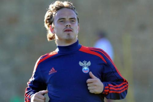 Video: Tremendo choque de futbolista contra poste de luz