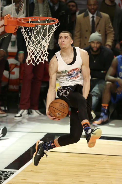 LaVine gana el concurso de clavadas de la NBA y hace honor a Jordan