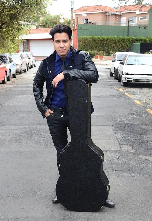 Kevin Ruano agradece el aprecio de sus fans con un sencillo navideño