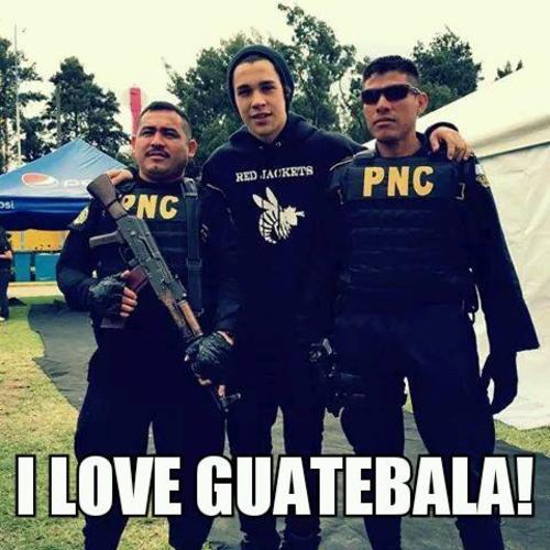 La foto de Austin Mahone que volvió famosos a 2 policías de Guatemala