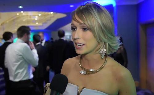 La musa que les robó una mirada sincronizada a Messi y Cristiano