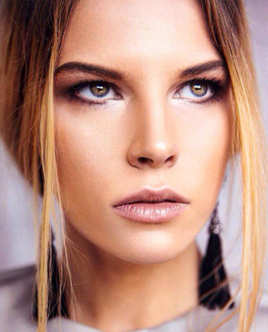 Una reina de belleza se escapa a otro país para vender algo íntimo | Soy502