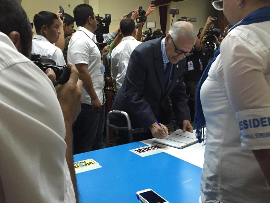 El mandatario Alejandro Maldonado emite su voto