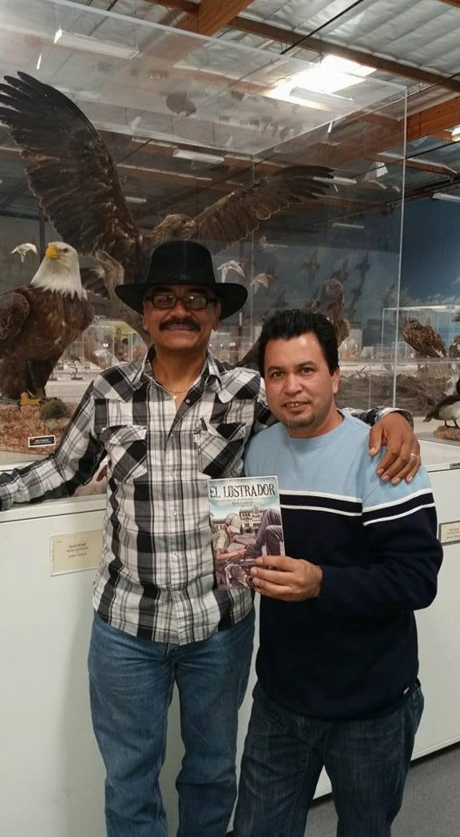 Libro de escritor guatemalteco, en manos de estrellas de Hollywood