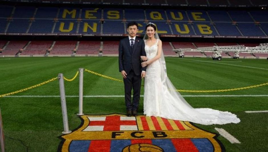 Pareja de chinos se compromete y casa en el césped del Camp Nou