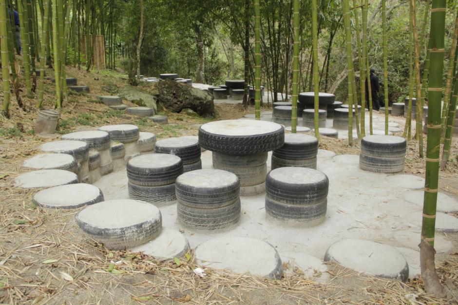 Ayuda a este emprendedor a concluir el ecomuro más grande de Guatemala