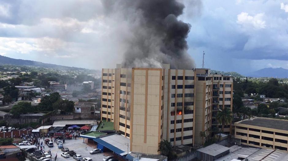 Este es el momento en el que un hombre se lanza de edificio en llamas