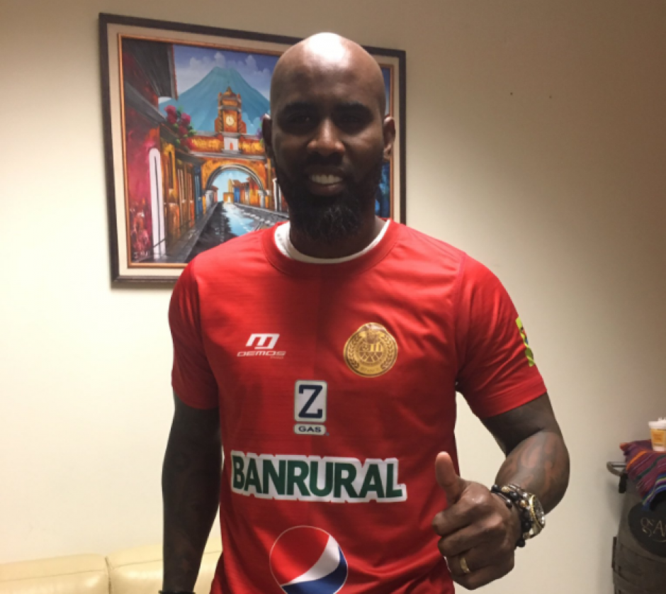 Felipe Baloy ya está en Guatemala para unirse a Municipal