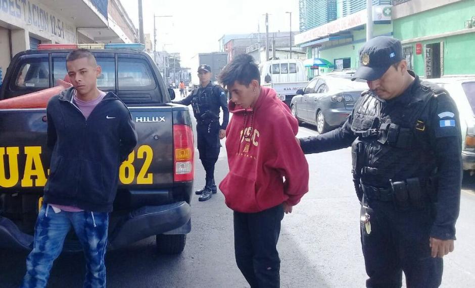 Sicarios atacan simultáneamente tres vehículos donde venden celulares