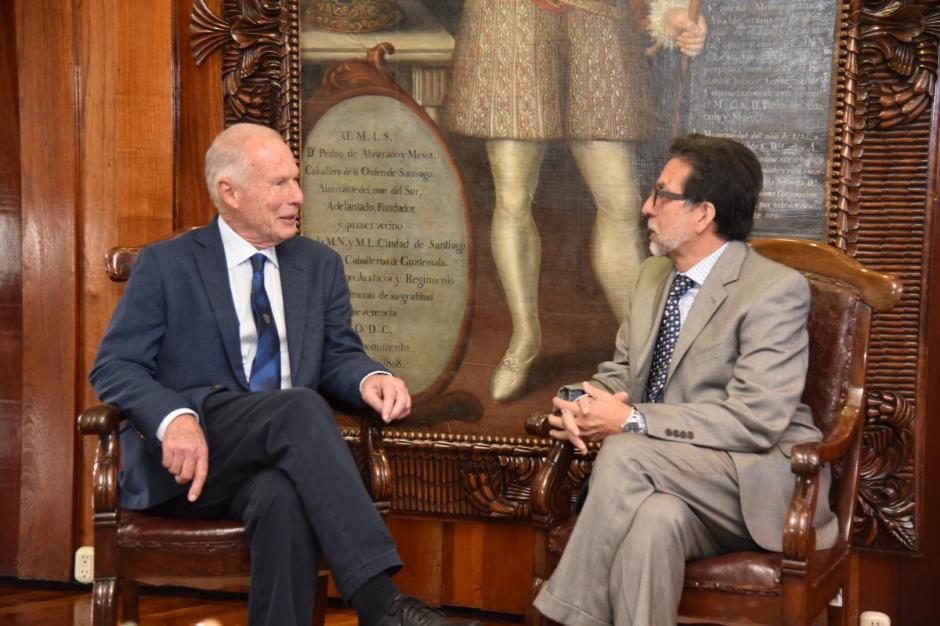 Embajador estadounidense se reúne con alcalde capitalino Álvaro Arzú