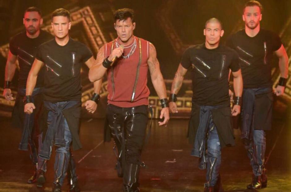 Ricky Martin ayuda a un fan para que le pida matrimonio a su novia