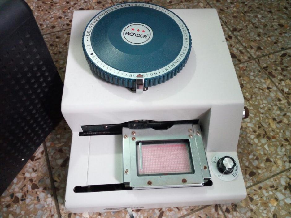 Este es el aparato para clonar tarjetas en centros comerciales