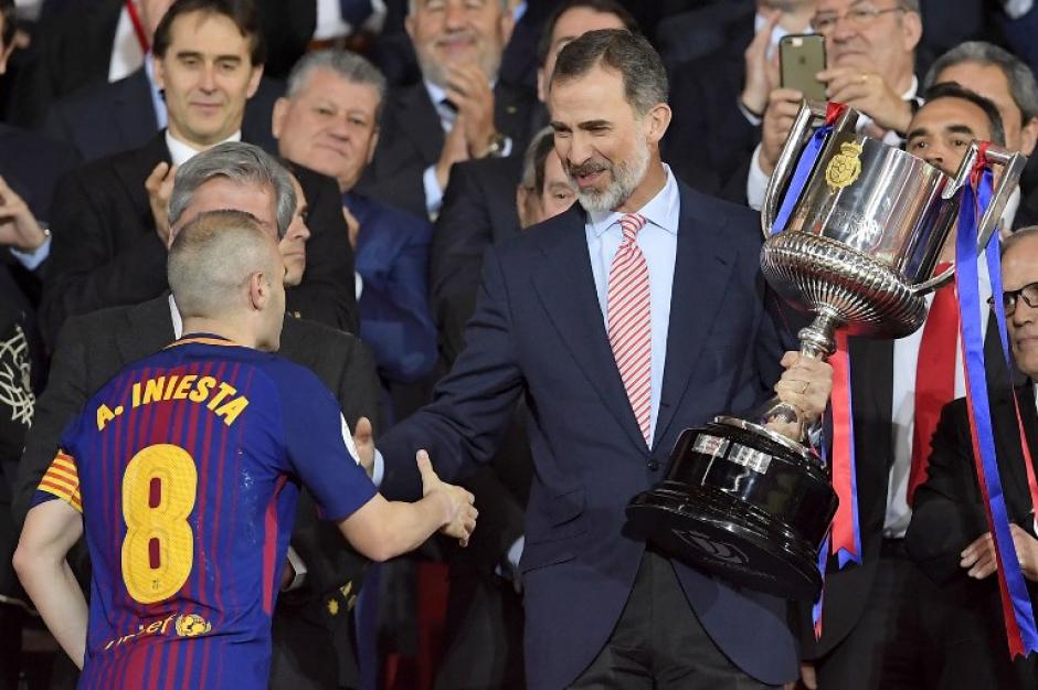 Así llegó la Copa del Rey a Barcelona, en bus y en primera fila