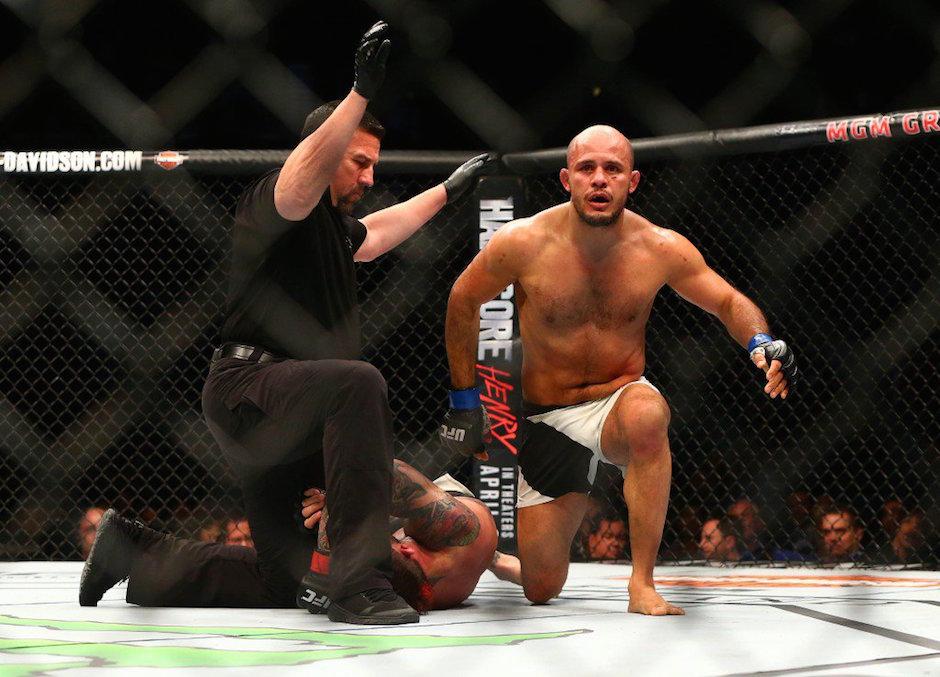 Luchador noquea a su rival con una brutal patada en la UFC