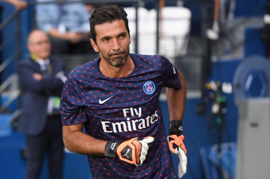 El VAR salvó a Gianluigi Buffon en su debut con el Paris Saint-Germain