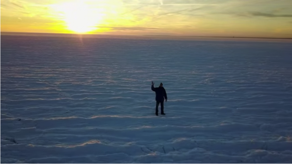 Frío extremo congela el mar en esta famosa playa de EE.UU.