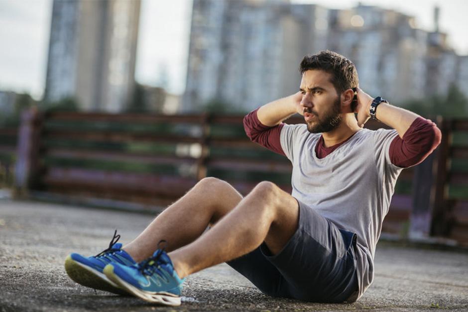 El "Pullover y crunch" será el mejor aliado para tus abdominales