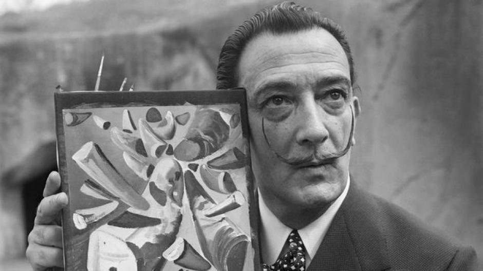Un intento de selfie lleva un cuadro de Salvador Dalí al suelo