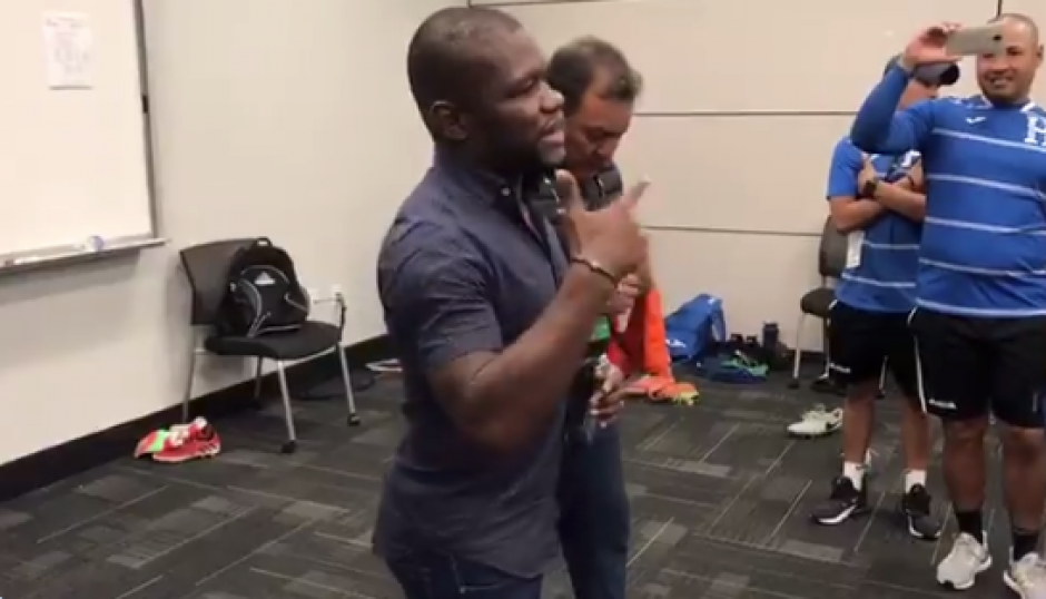 "Tyson" Nuñez llora mientras felicita a seleccionados hondureños