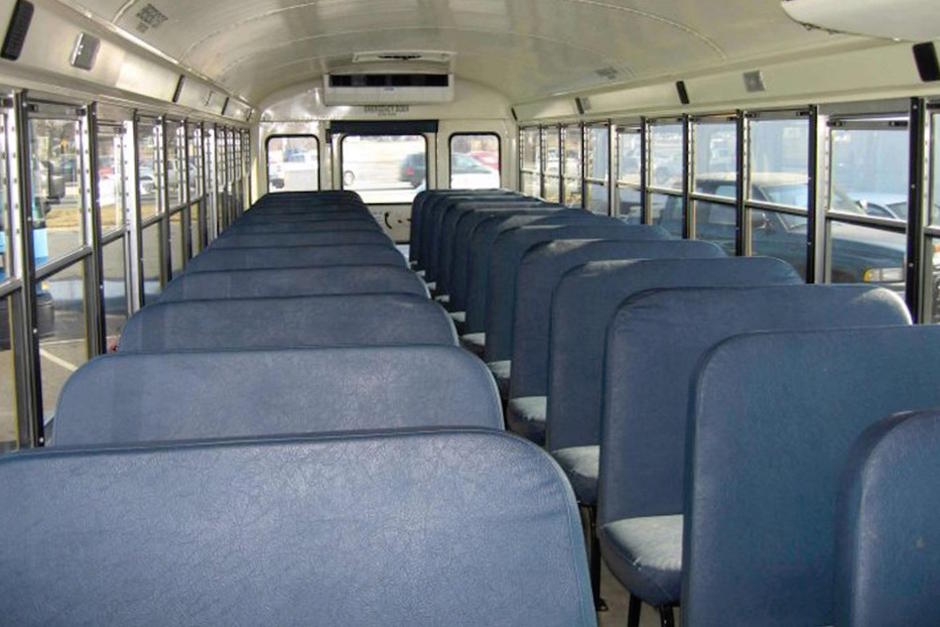 La iniciativa de un piloto para mantener limpio su bus
