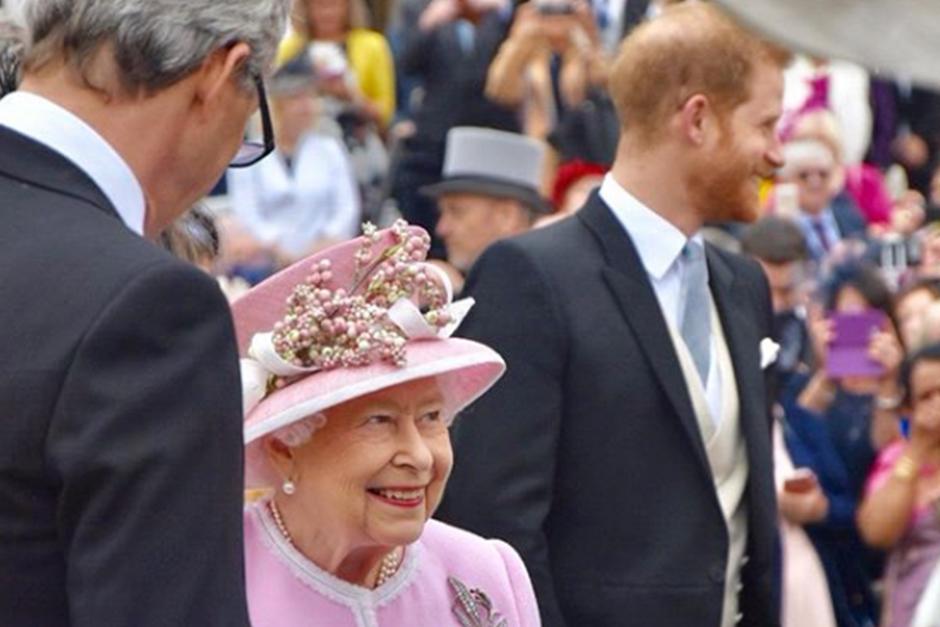 La reacción de la reina Isabel ante una fan que le regaló flores