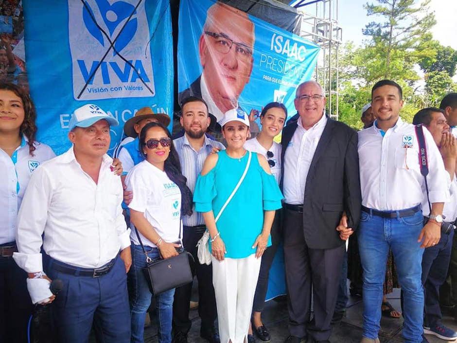 Isaac Farchi, de VIVA, emite su voto en la colonia Granai