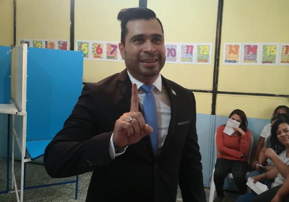 Neto Bran causa tremendo revuelo al emitir su voto