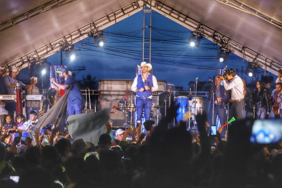 Neto Bran celebró y cantó a todo pulmón en la colonia El Milagro