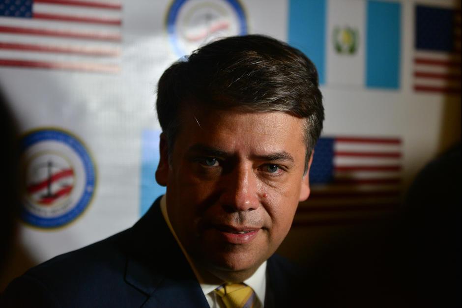 Diputado de la UNE le puso "los cuernos" a Edwin Escobar