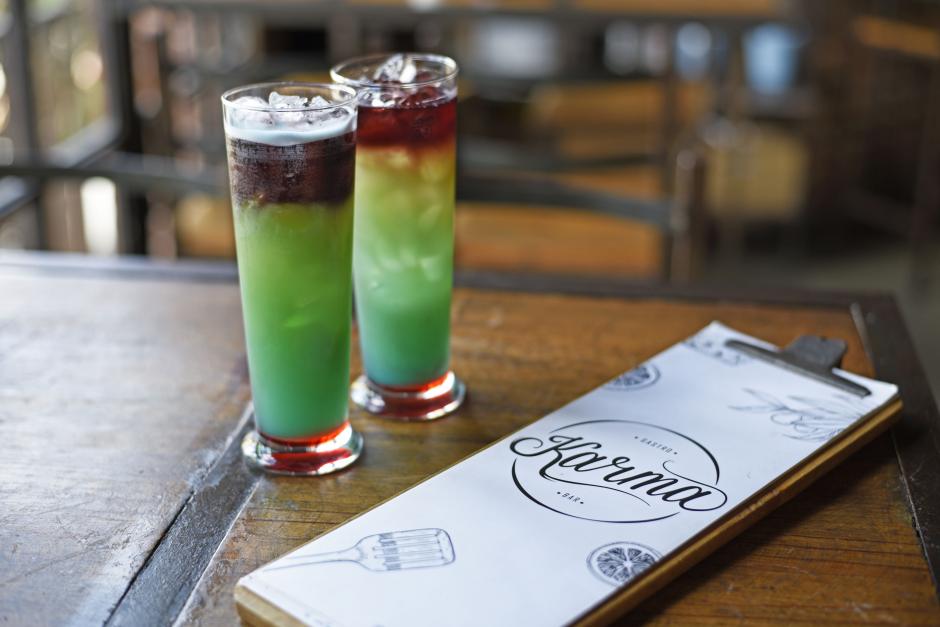 El "Icónico" con gin, curaçao y vino: un trago colorido