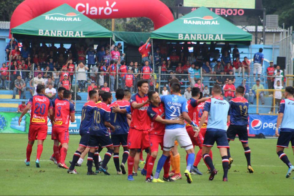 Batalla campal de memes deja la trifulca entre Municipal y Xela