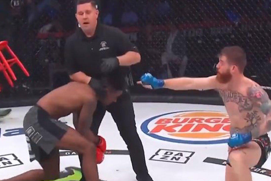 Un aturdido luchador de MMA intenta noquear al árbitro