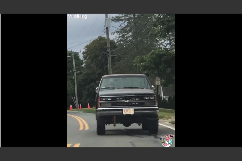 ¿Hacia el frente o en retroceso? Este carro prueba tu percepción