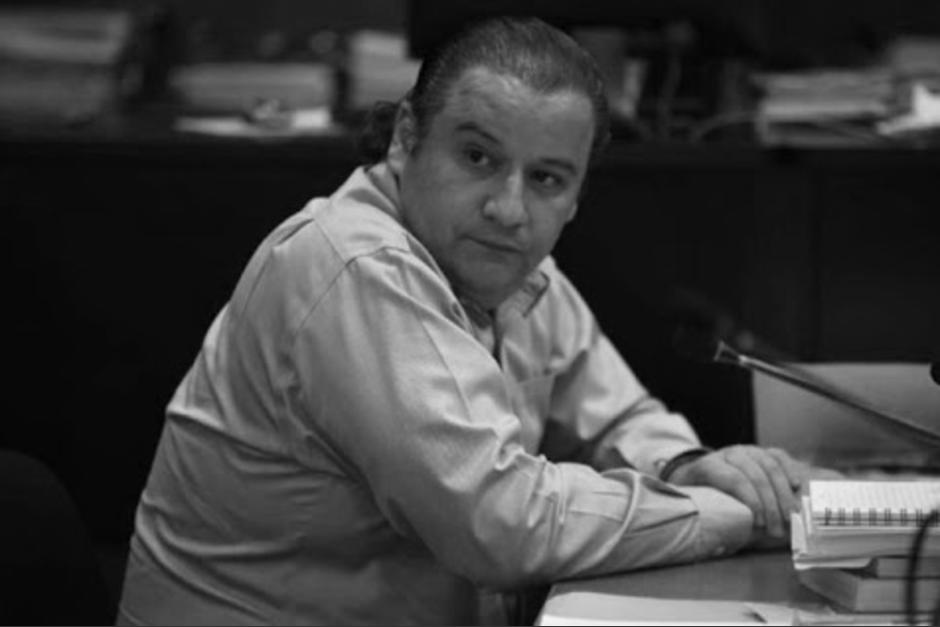 Familiares entierran a Roberto Barreda, fallecido por Covid-19