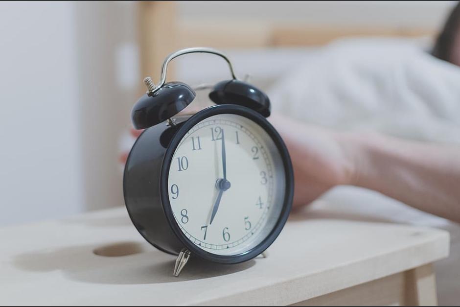 ¿Por qué despiertas antes de que suene la alarma?