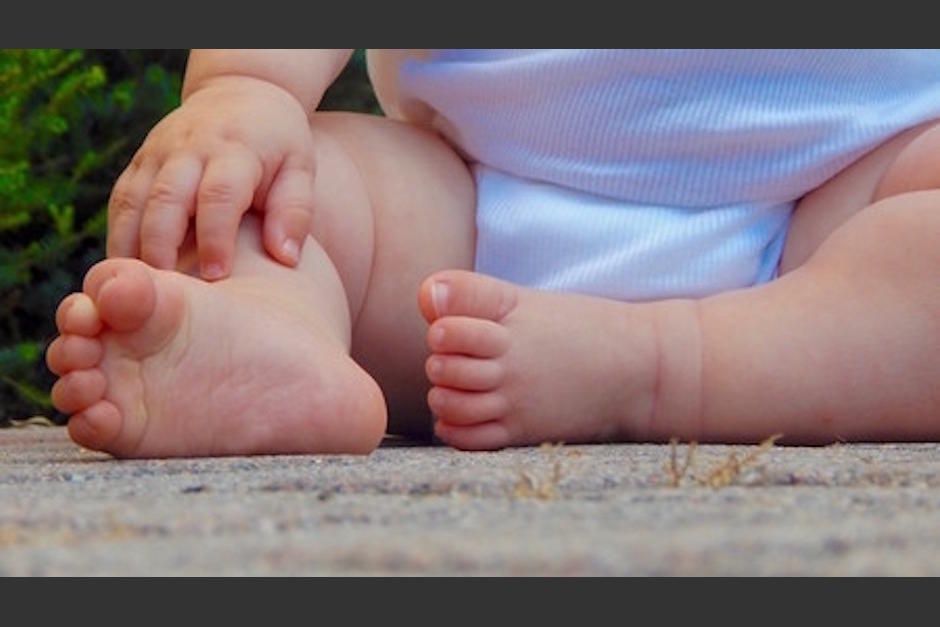 Bebé de 6 meses sufre graves quemaduras por morder un cargador