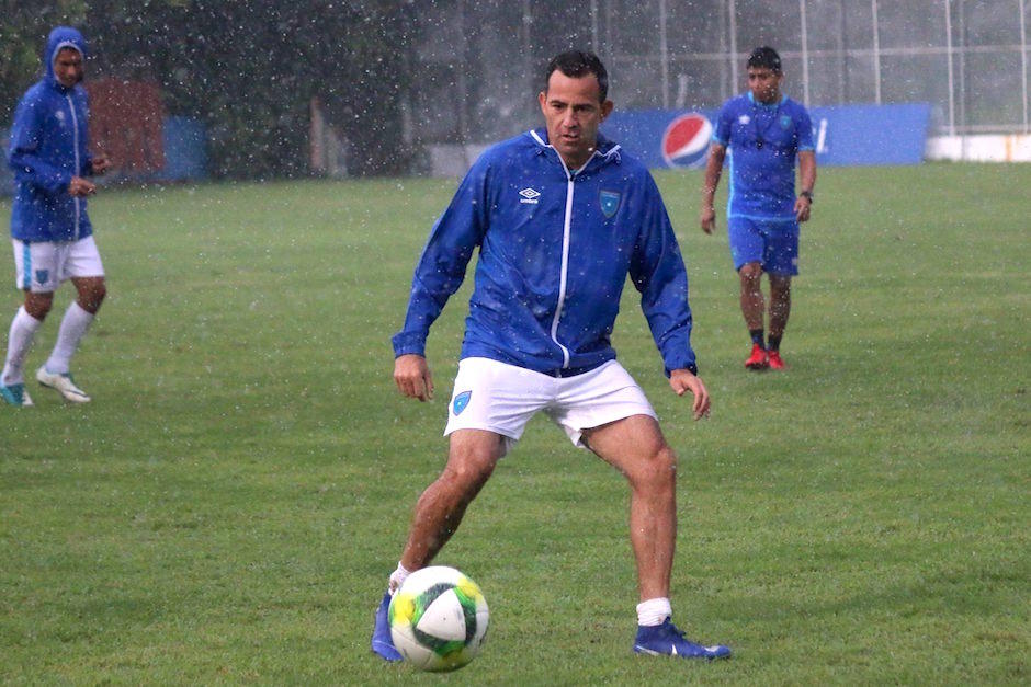 Marco Pappa busca a los mejores dominando el balón