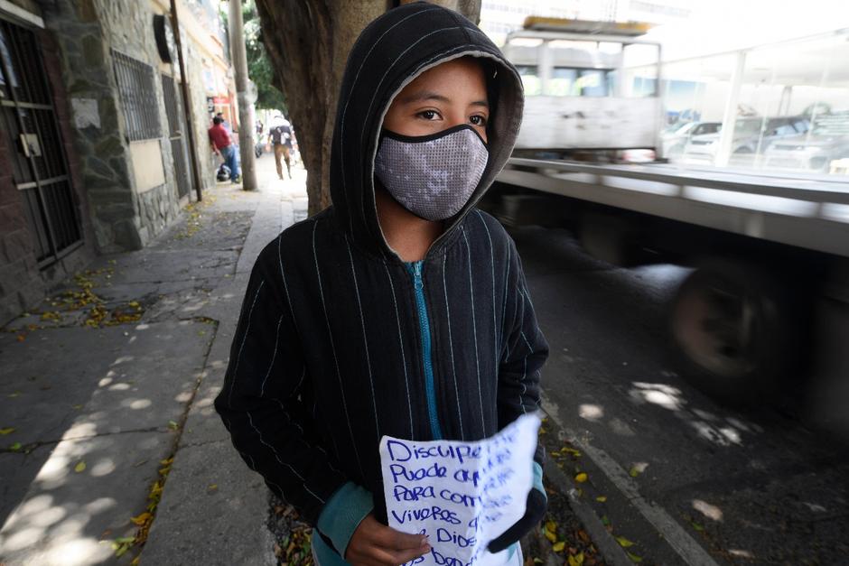 Esvin García, el adolescente que recauda ayuda para su familia