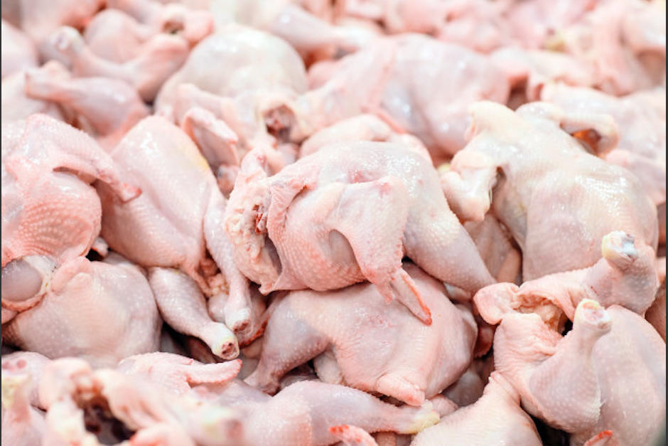 Sorprenden a personas que abandonaban pollos en mal estado