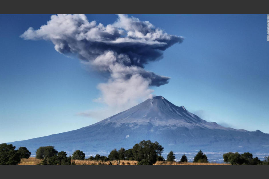 Fumarola de volcán Popocatépelt muestra silueta de una catrina