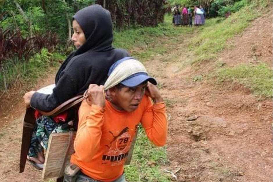 Cargó a su esposa con un mecapal hasta una jornada médica