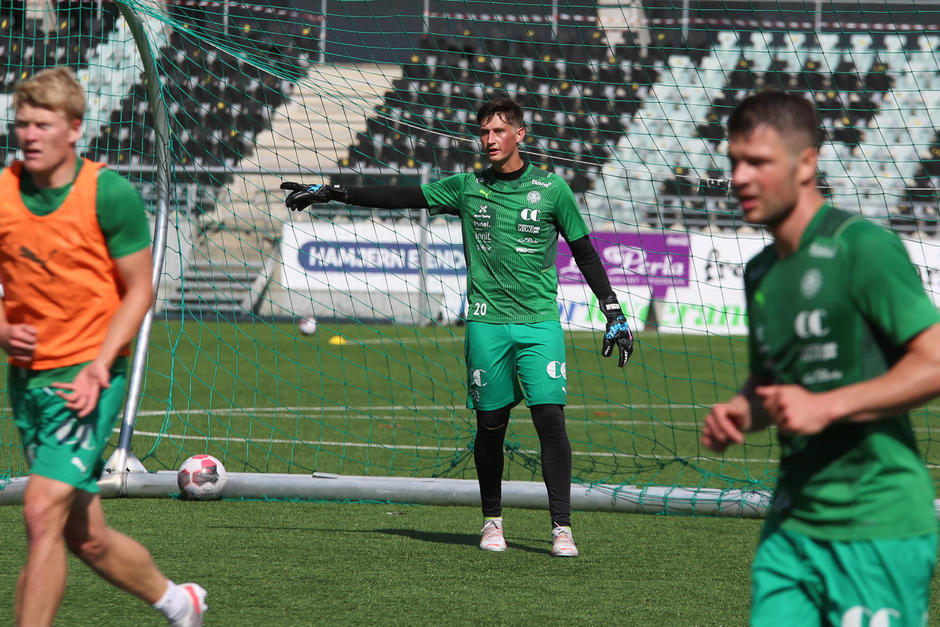 VIDEO: Así le dan la a Nicholas Hagen en su equipo de Noruega