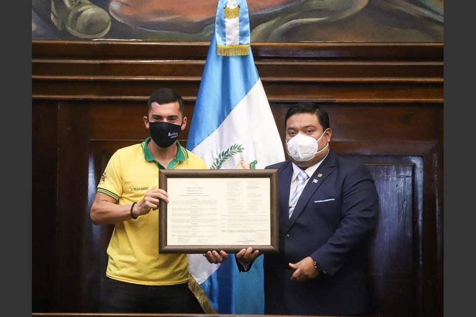 Allan Rodríguez entrega reconocimiento al Deportivo Sololá