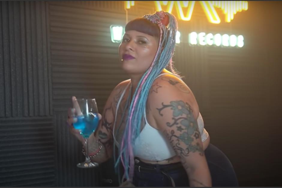 Argentina: Youtuber ataca a cantante y ella le destroza el carro